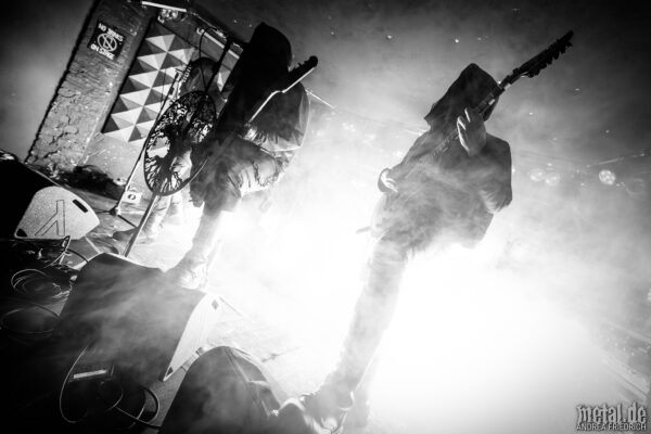 GROZA bewerben ihr neues Album "Nadir" durch die Blumen • metal.de