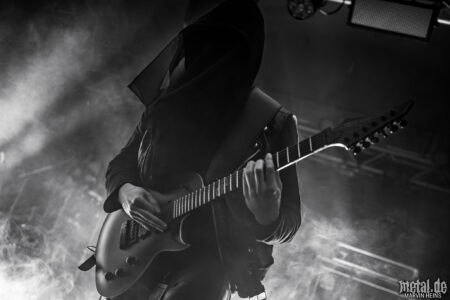 GROZA bewerben ihr neues Album "Nadir" durch die Blumen • metal.de