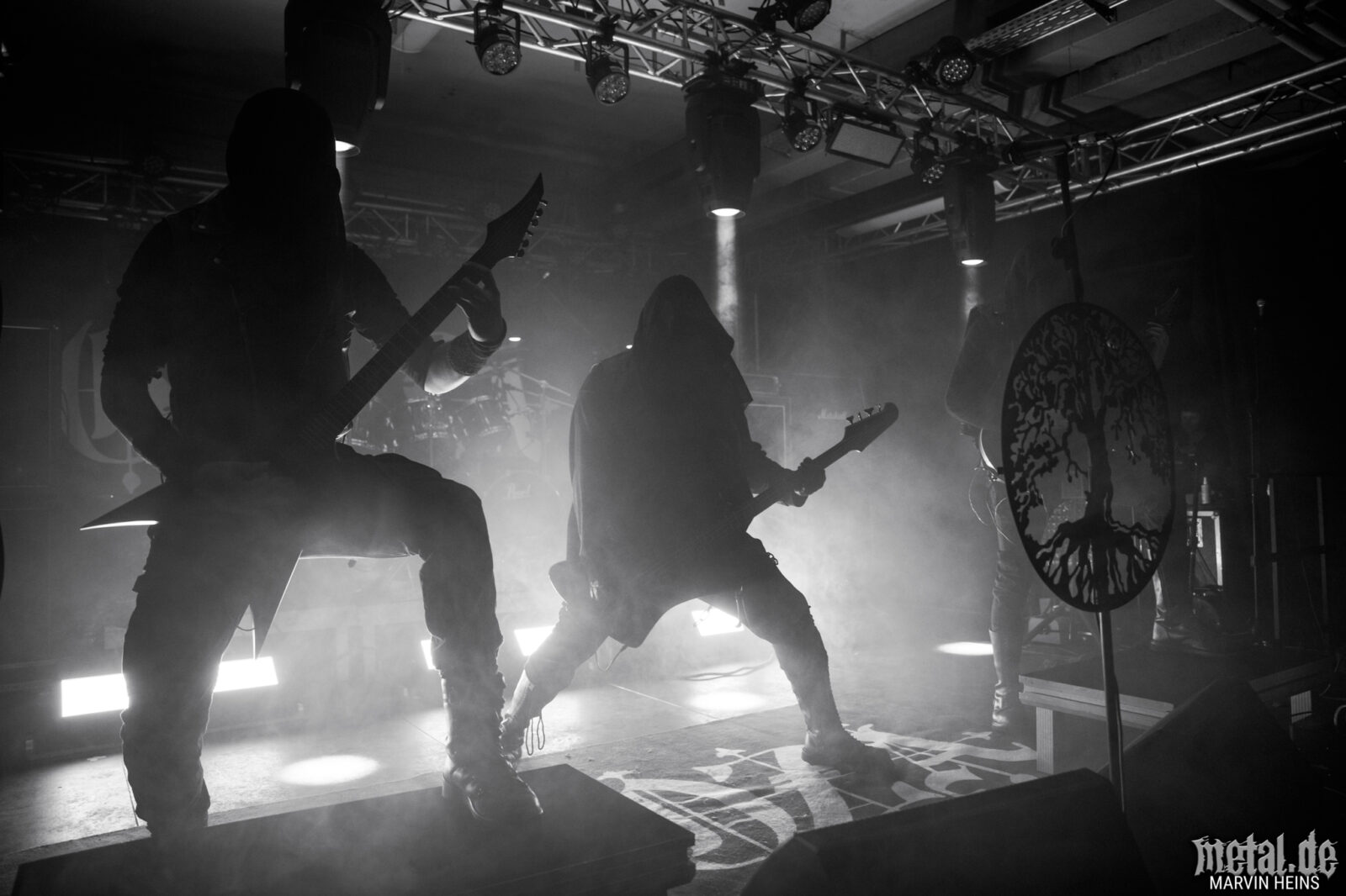 GROZA bewerben ihr neues Album "Nadir" durch die Blumen • metal.de